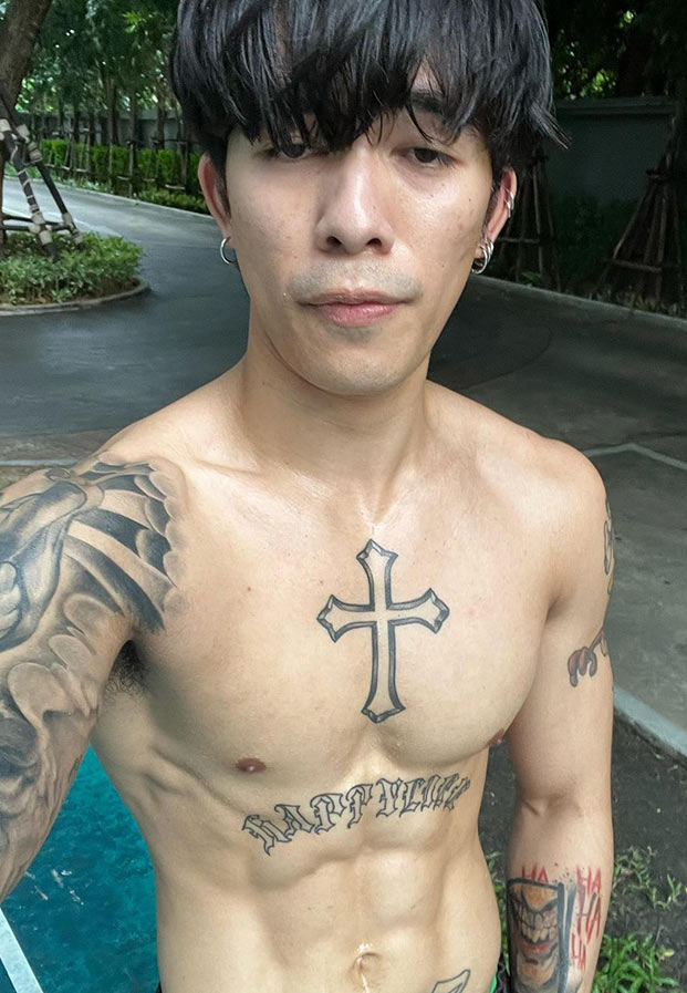 เปิดวาร์ป ซันเทวดา นายแบบหนุ่มหล่อ มีรอยสักสุดแซ่บ แกว่งดุ้นโชว์เสียวในทวิต
