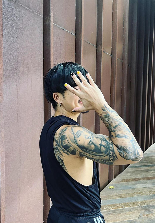 เปิดวาร์ป ซันเทวดา นายแบบหนุ่มหล่อ มีรอยสักสุดแซ่บ แกว่งดุ้นโชว์เสียวในทวิต