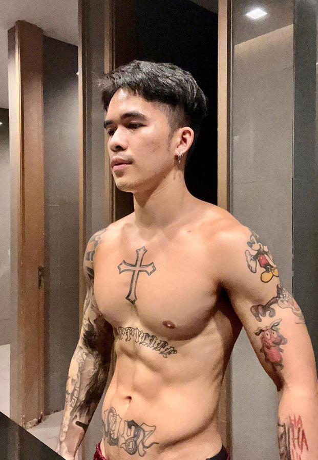 เปิดวาร์ป ซันเทวดา นายแบบหนุ่มหล่อ มีรอยสักสุดแซ่บ แกว่งดุ้นโชว์เสียวในทวิต