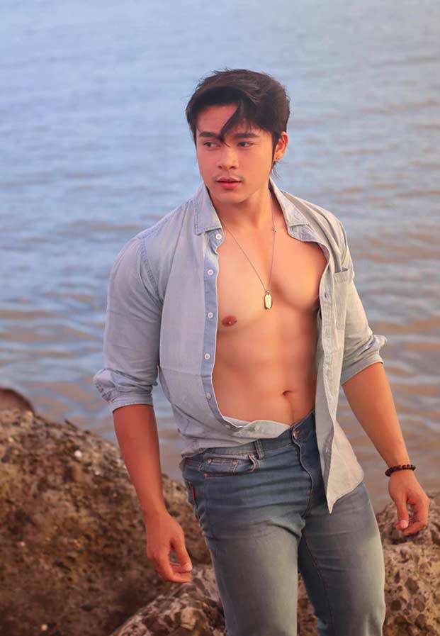 Wai Shine เน็ตไอดอลชาวเมียนมา อวดหุ่นปัง ซิกแพคแน่น ขวัญใจสาวๆ