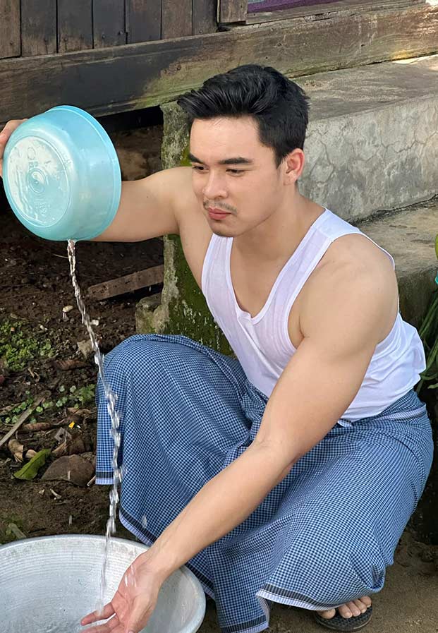 Wai Shine เน็ตไอดอลชาวเมียนมา อวดหุ่นปัง ซิกแพคแน่น ขวัญใจสาวๆ